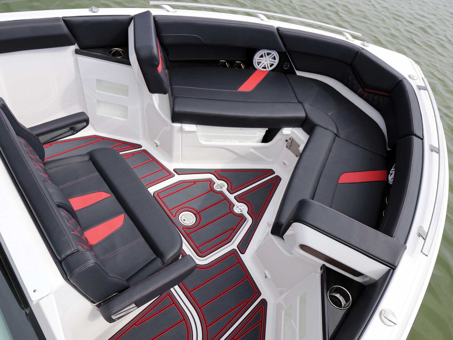2024 Monterey Elite 30 Boat Test, Pricing, Specs | Boating Mag
